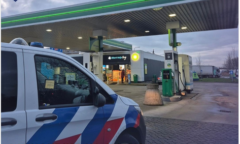 BIVAKMUTS EN PLAKBAND LEIDEN NAAR OVERVALLER TANKSTATION VLAARDINGEN ...