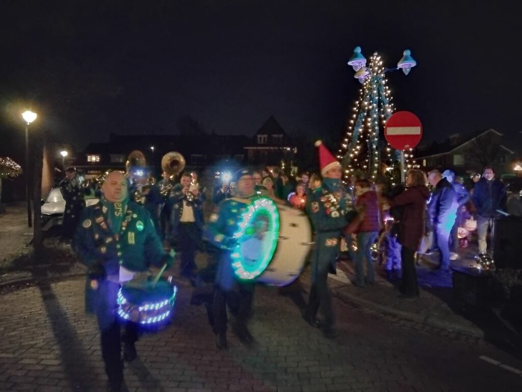 LICHTJESTOCHT VLAARDINGER-AMBACHT WEER STRALEND SUCCES - Waterweg-Actueel